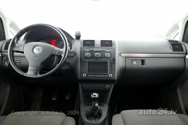 White Volkswagen Touran 2006 in Tallinn, with an engine capacity of 2.00 L and mileage of 355 thousand km for 999 €, photo 5 on AUTOMOTO.COM.LV