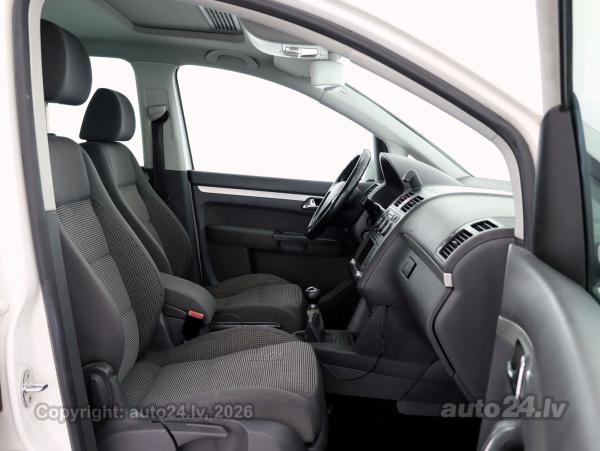 White Volkswagen Touran 2006 in Tallinn, with an engine capacity of 2.00 L and mileage of 355 thousand km for 999 €, photo 6 on AUTOMOTO.COM.LV