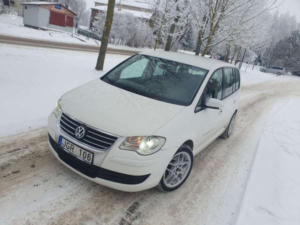 White Volkswagen Touran 2008 in Vilkaviskis, with an engine capacity of 1.90 L and mileage of 408 thousand km for 1450 €, photo 1 on AUTOMOTO.COM.LV