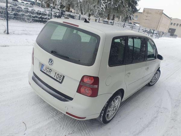 White Volkswagen Touran 2008 in Vilkaviskis, with an engine capacity of 1.90 L and mileage of 408 thousand km for 1450 €, photo 4 on AUTOMOTO.COM.LV