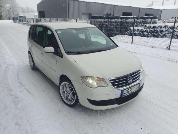 White Volkswagen Touran 2008 in Vilkaviskis, with an engine capacity of 1.90 L and mileage of 408 thousand km for 1450 €, photo 5 on AUTOMOTO.COM.LV