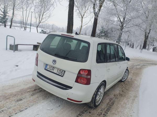 White Volkswagen Touran 2008 in Vilkaviskis, with an engine capacity of 1.90 L and mileage of 408 thousand km for 1450 €, photo 6 on AUTOMOTO.COM.LV