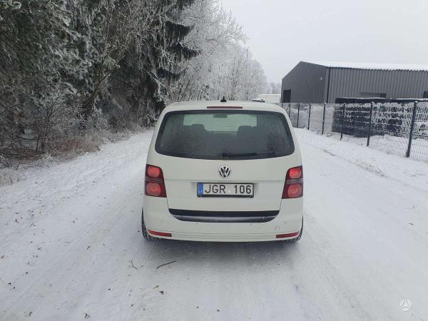 White Volkswagen Touran 2008 in Vilkaviskis, with an engine capacity of 1.90 L and mileage of 408 thousand km for 1450 €, photo 7 on AUTOMOTO.COM.LV
