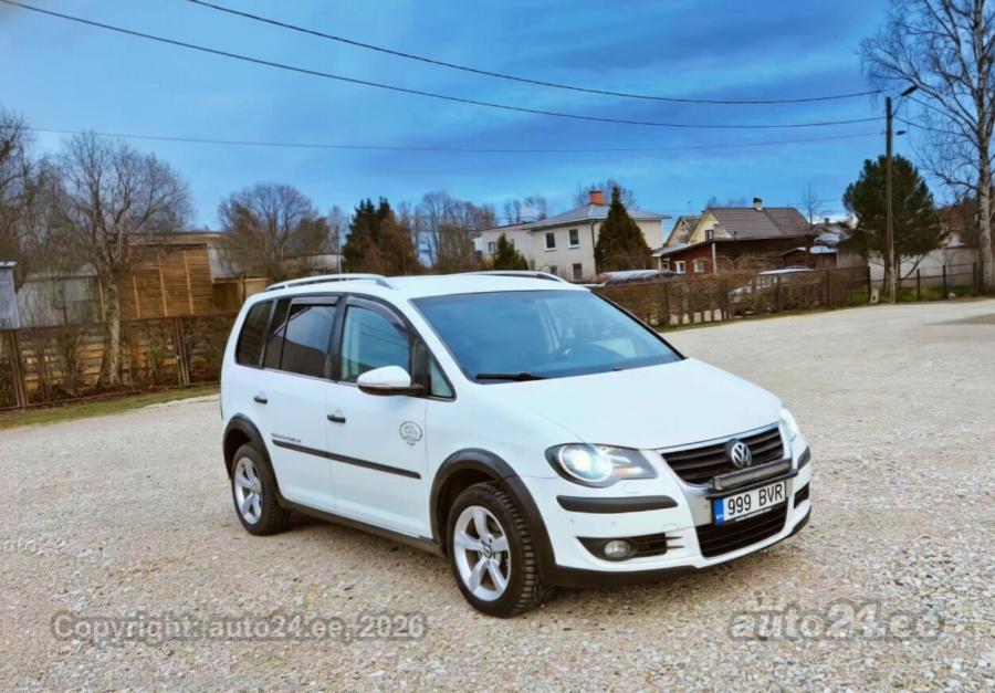 Balts Volkswagen Touran 2010 Tallina, ar dzinēja tilpumu 2.00 L un nobraukumu 293 tūkst. km par 4200 €, foto 1 vietnē AUTOMOTO.COM.LV