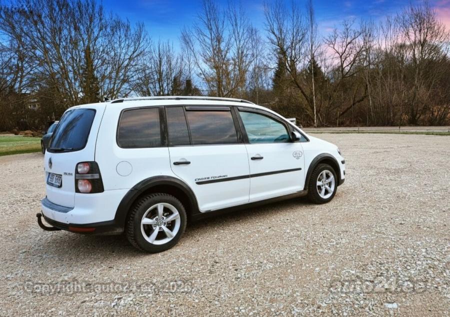 Balts Volkswagen Touran 2010 Tallina, ar dzinēja tilpumu 2.00 L un nobraukumu 293 tūkst. km par 4200 €, foto 4 vietnē AUTOMOTO.COM.LV