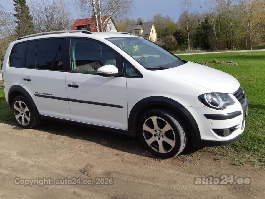 Balts Volkswagen Touran 2010 Tallina, ar dzinēja tilpumu 2.00 L un nobraukumu 293 tūkst. km par 4200 €, foto 7 vietnē AUTOMOTO.COM.LV