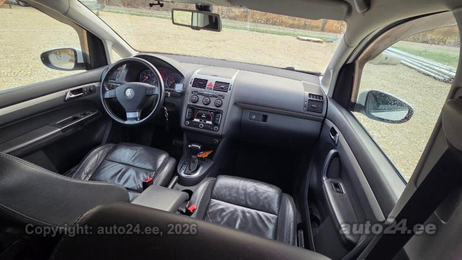 Balts Volkswagen Touran 2010 Tallina, ar dzinēja tilpumu 2.00 L un nobraukumu 293 tūkst. km par 4200 €, foto 12 vietnē AUTOMOTO.COM.LV