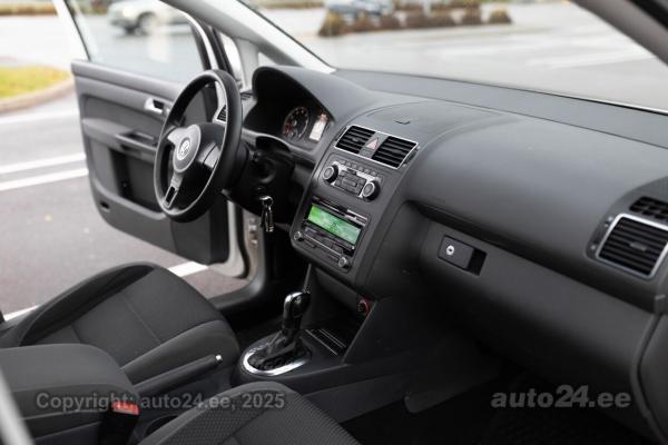 White Volkswagen Touran 2012 in Tallinn, with an engine capacity of 1.40 L and mileage of 165 thousand km for 4999 €, photo 11 on AUTOMOTO.COM.LV