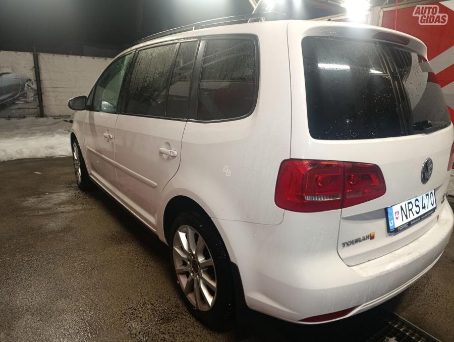 White Volkswagen Touran 2012 in Kaunas, with an engine capacity of 1.40 L and mileage of 324 thousand km for 2400 €, photo 7 on AUTOMOTO.COM.LV