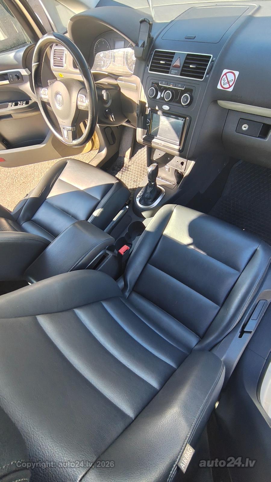 Balts Volkswagen Touran 2015 Tallina, ar dzinēja tilpumu 2.00 L un nobraukumu 391 tūkst. km par 6500 €, foto 13 vietnē AUTOMOTO.COM.LV