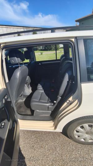 Balts Volkswagen Touran 2015 Tallina, ar dzinēja tilpumu 2.00 L un nobraukumu 391 tūkst. km par 6500 €, foto 15 vietnē AUTOMOTO.COM.LV