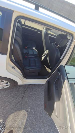 Balts Volkswagen Touran 2015 Tallina, ar dzinēja tilpumu 2.00 L un nobraukumu 391 tūkst. km par 6500 €, foto 16 vietnē AUTOMOTO.COM.LV