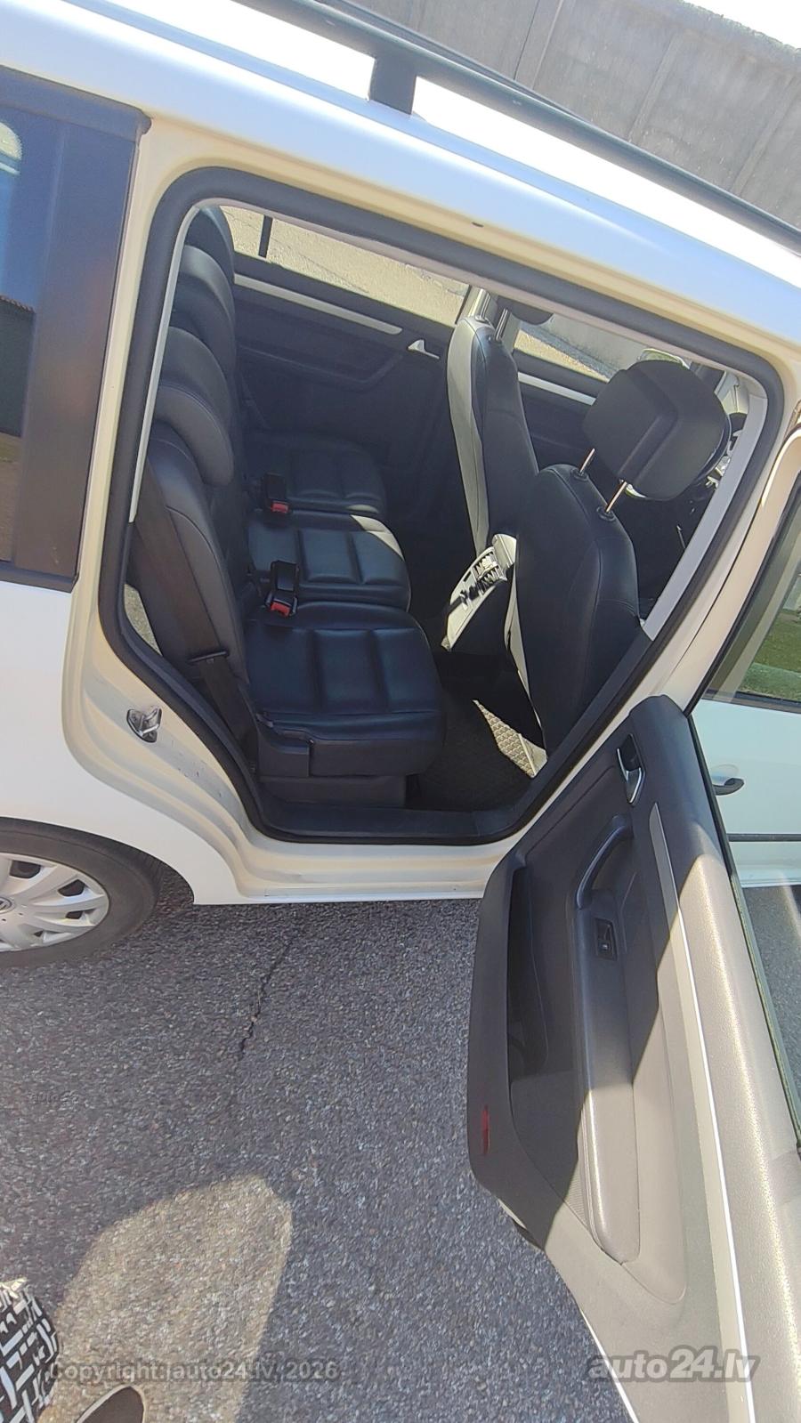 Balts Volkswagen Touran 2015 Tallina, ar dzinēja tilpumu 2.00 L un nobraukumu 391 tūkst. km par 6500 €, foto 16 vietnē AUTOMOTO.COM.LV