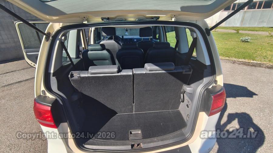 Balts Volkswagen Touran 2015 Tallina, ar dzinēja tilpumu 2.00 L un nobraukumu 391 tūkst. km par 6500 €, foto 19 vietnē AUTOMOTO.COM.LV