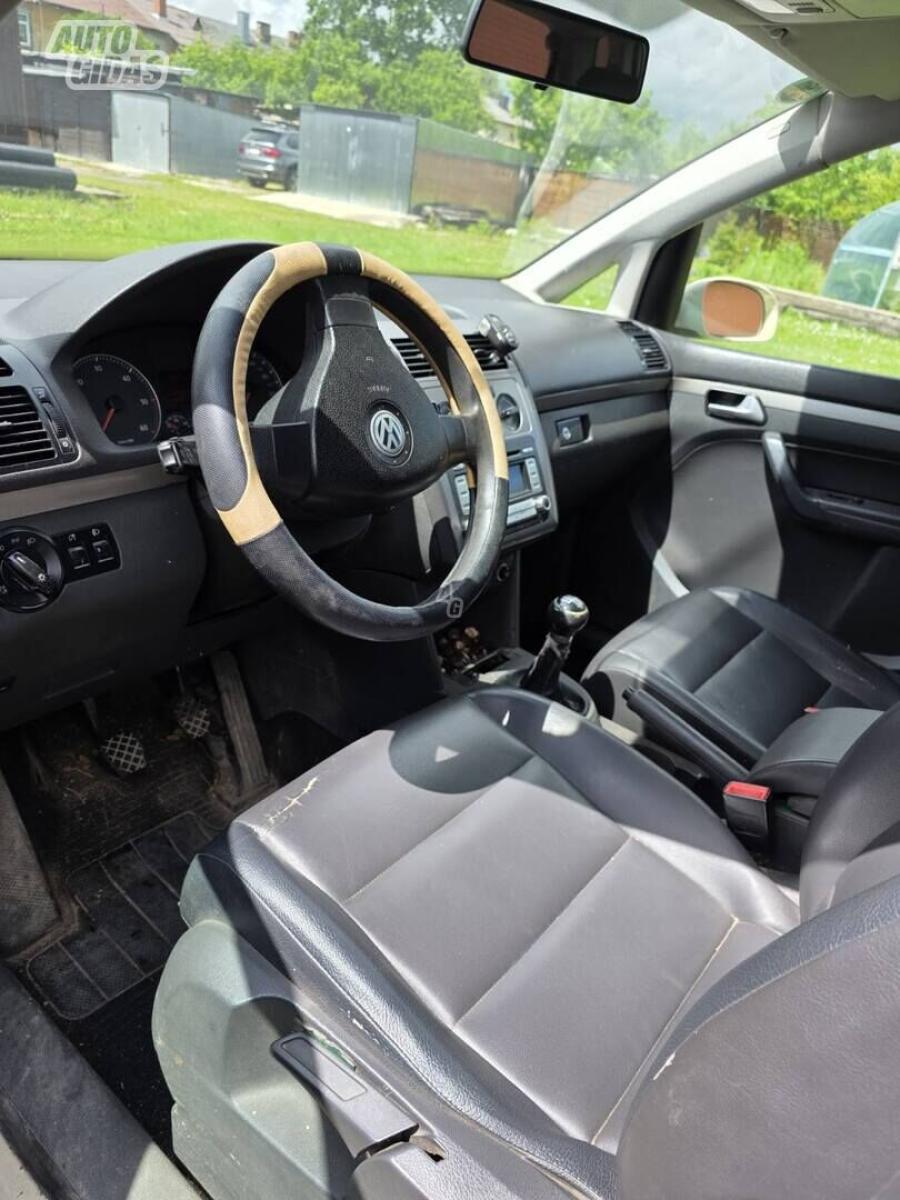 Yellow Volkswagen Touran 2007 in Kaunas, with an engine capacity of 1.90 L and mileage of 400 thousand km for 800 €, photo 4 on AUTOMOTO.COM.LV