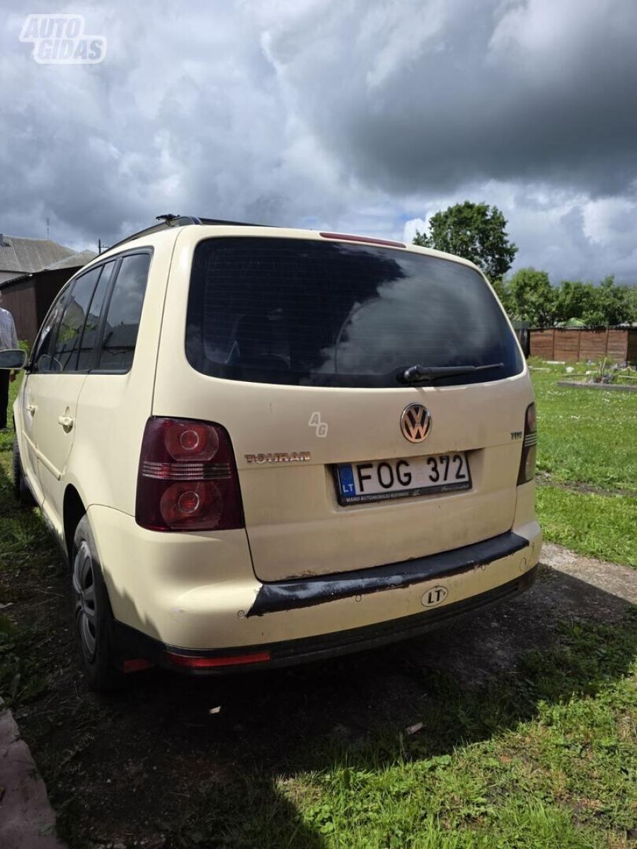 Yellow Volkswagen Touran 2007 in Kaunas, with an engine capacity of 1.90 L and mileage of 400 thousand km for 800 €, photo 8 on AUTOMOTO.COM.LV