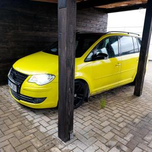 Dzeltens Volkswagen Touran 2007 Panevēža, ar dzinēja tilpumu 1.90 L un nobraukumu 487 tūkst. km par 800 €, foto  vietnē AUTOMOTO.COM.LV