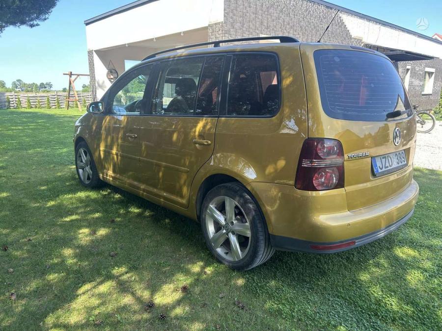 Yellow Volkswagen Touran 2007 in Silute, with an engine capacity of 1.90 L and mileage of 286 thousand km for 2250 €, photo 3 on AUTOMOTO.COM.LV