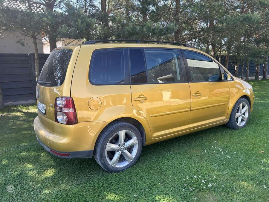 Yellow Volkswagen Touran 2007 in Silute, with an engine capacity of 1.90 L and mileage of 286 thousand km for 2250 €, photo 4 on AUTOMOTO.COM.LV