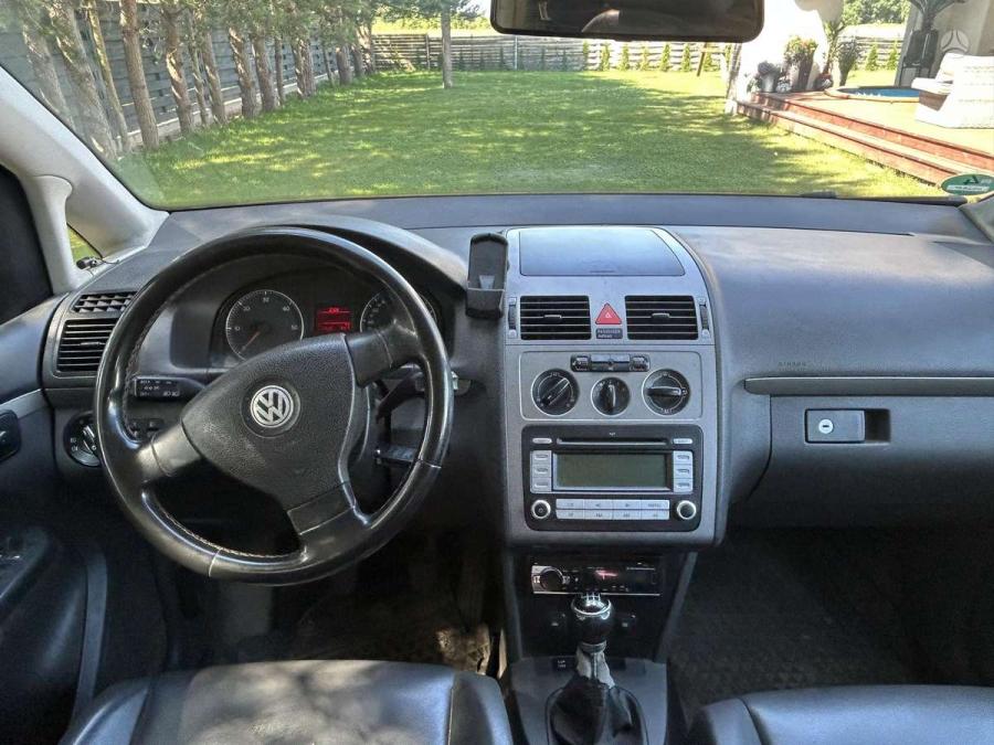 Yellow Volkswagen Touran 2007 in Silute, with an engine capacity of 1.90 L and mileage of 286 thousand km for 2250 €, photo 7 on AUTOMOTO.COM.LV
