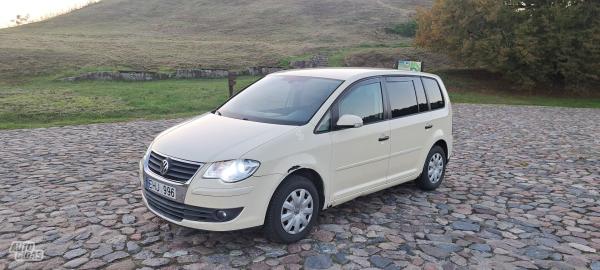 Yellow Volkswagen Touran 2007 in Druskininkai, with an engine capacity of 1.90 L and mileage of 342 thousand km for 800 €, photo 1 on AUTOMOTO.COM.LV