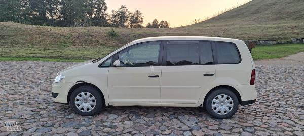 Yellow Volkswagen Touran 2007 in Druskininkai, with an engine capacity of 1.90 L and mileage of 342 thousand km for 800 €, photo 5 on AUTOMOTO.COM.LV