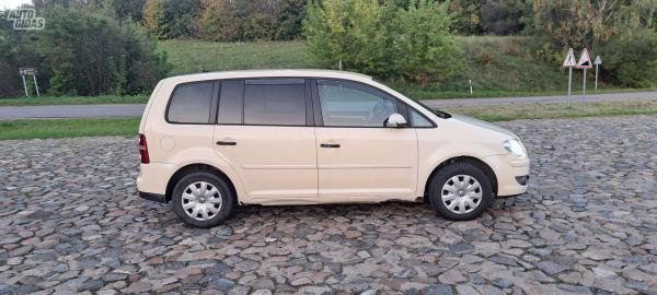 Yellow Volkswagen Touran 2007 in Druskininkai, with an engine capacity of 1.90 L and mileage of 342 thousand km for 800 €, photo 6 on AUTOMOTO.COM.LV