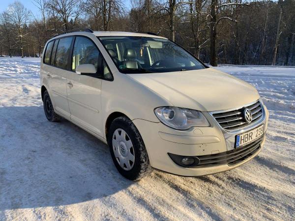 Dzeltens Volkswagen Touran 2009 Viļņa, ar dzinēja tilpumu 1.90 L un nobraukumu 516 tūkst. km par 1950 €, foto 1 vietnē AUTOMOTO.COM.LV