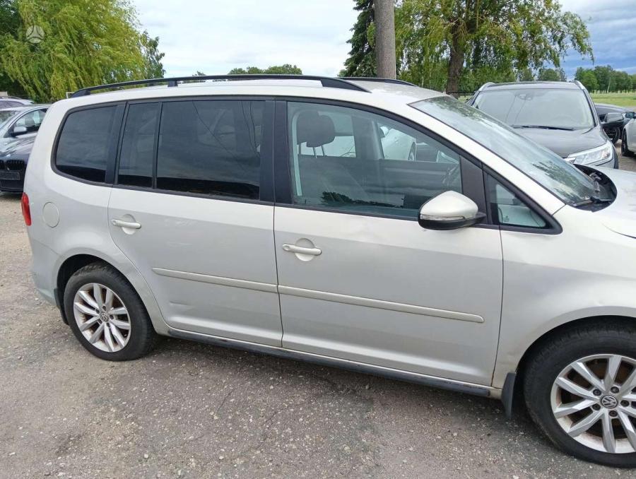 Dzeltens Volkswagen Touran 2011 Marijampole, ar dzinēja tilpumu 1.60 L un nobraukumu 333 tūkst. km par 2300 €, foto 7 vietnē AUTOMOTO.COM.LV
