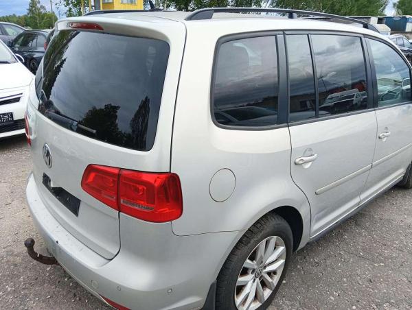 Dzeltens Volkswagen Touran 2011 Marijampole, ar dzinēja tilpumu 1.60 L un nobraukumu 333 tūkst. km par 2300 €, foto 7 vietnē AUTOMOTO.COM.LV