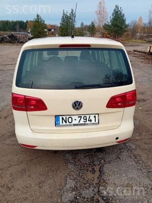 Yellow Volkswagen Touran 2012 in Daugavpils, with an engine capacity of 1.60 L and mileage of 616 thousand km for 1850 €, photo 9 on AUTOMOTO.COM.LV