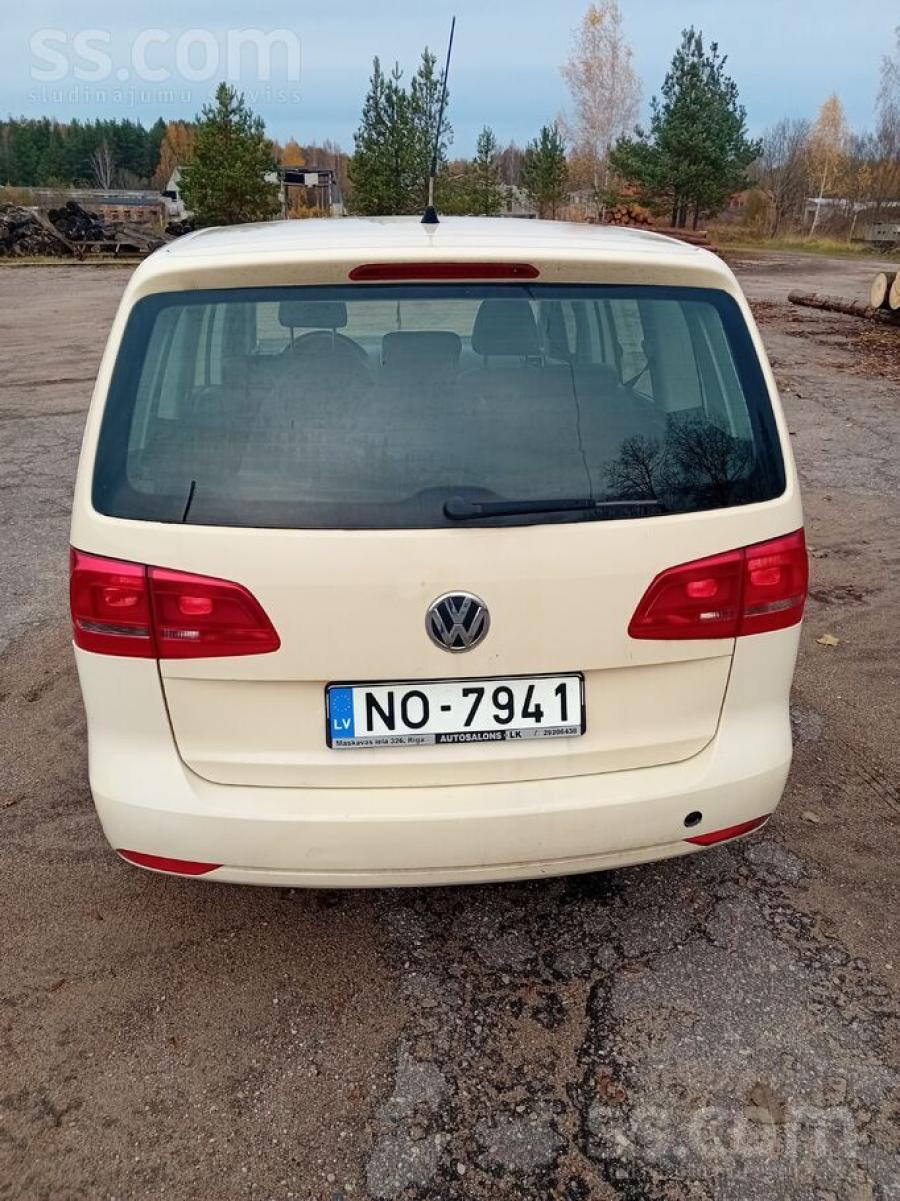 Yellow Volkswagen Touran 2012 in Daugavpils, with an engine capacity of 1.60 L and mileage of 616 thousand km for 1850 €, photo 9 on AUTOMOTO.COM.LV