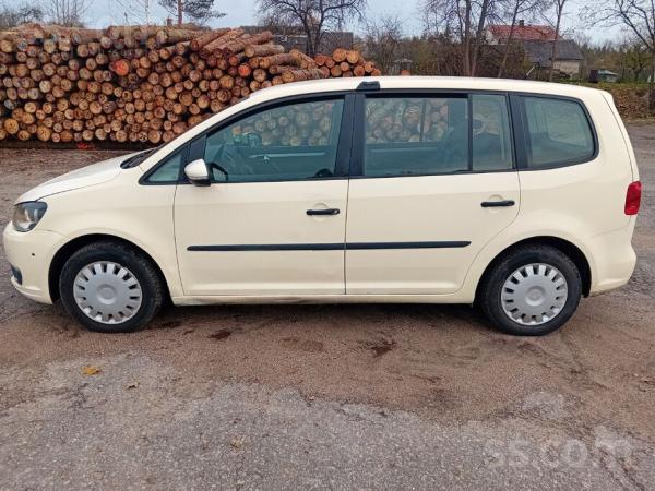 Yellow Volkswagen Touran 2012 in Daugavpils, with an engine capacity of 1.60 L and mileage of 616 thousand km for 1850 €, photo 10 on AUTOMOTO.COM.LV