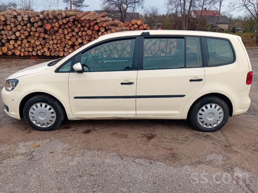 Yellow Volkswagen Touran 2012 in Daugavpils, with an engine capacity of 1.60 L and mileage of 616 thousand km for 1850 €, photo 10 on AUTOMOTO.COM.LV