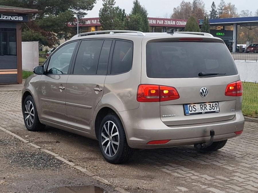 Yellow Volkswagen Touran 2012 in Riga, with an engine capacity of 1.60 L and mileage of 239 thousand km for 6777 €, photo 9 on AUTOMOTO.COM.LV