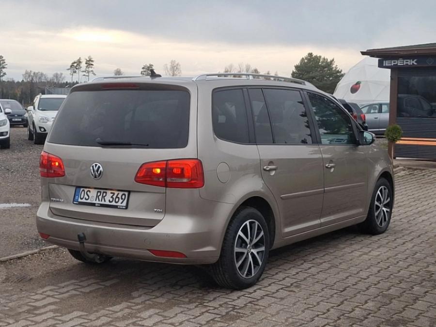 Yellow Volkswagen Touran 2012 in Riga, with an engine capacity of 1.60 L and mileage of 239 thousand km for 6777 €, photo 12 on AUTOMOTO.COM.LV