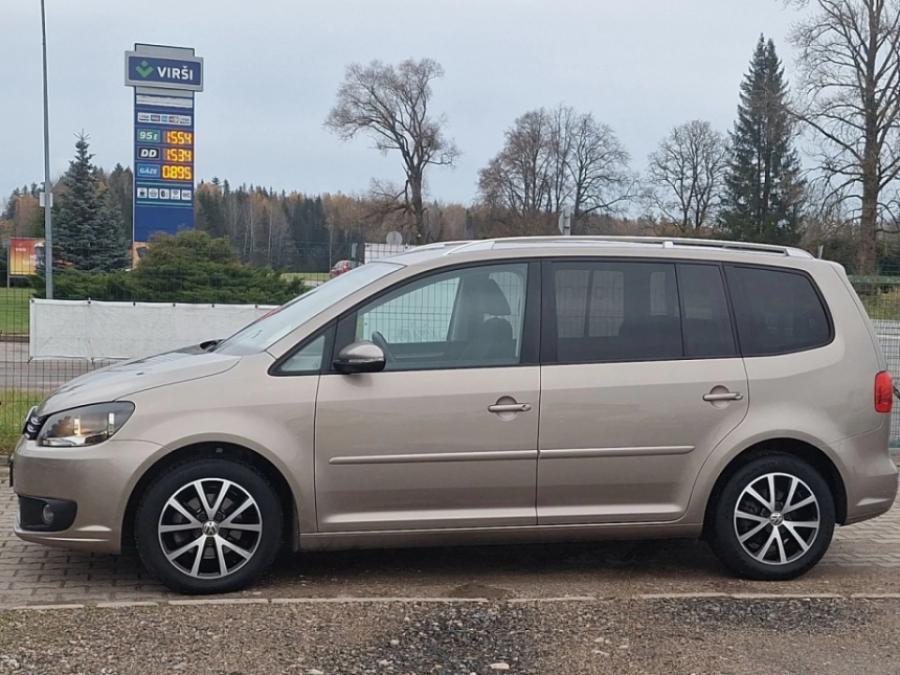 Yellow Volkswagen Touran 2012 in Riga, with an engine capacity of 1.60 L and mileage of 239 thousand km for 6777 €, photo 13 on AUTOMOTO.COM.LV