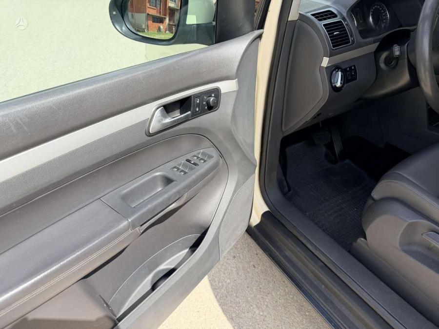 Dzeltens Volkswagen Touran 2012 Šauļi, ar dzinēja tilpumu 1.60 L un nobraukumu 463 tūkst. km par 4000 €, foto 16 vietnē AUTOMOTO.COM.LV