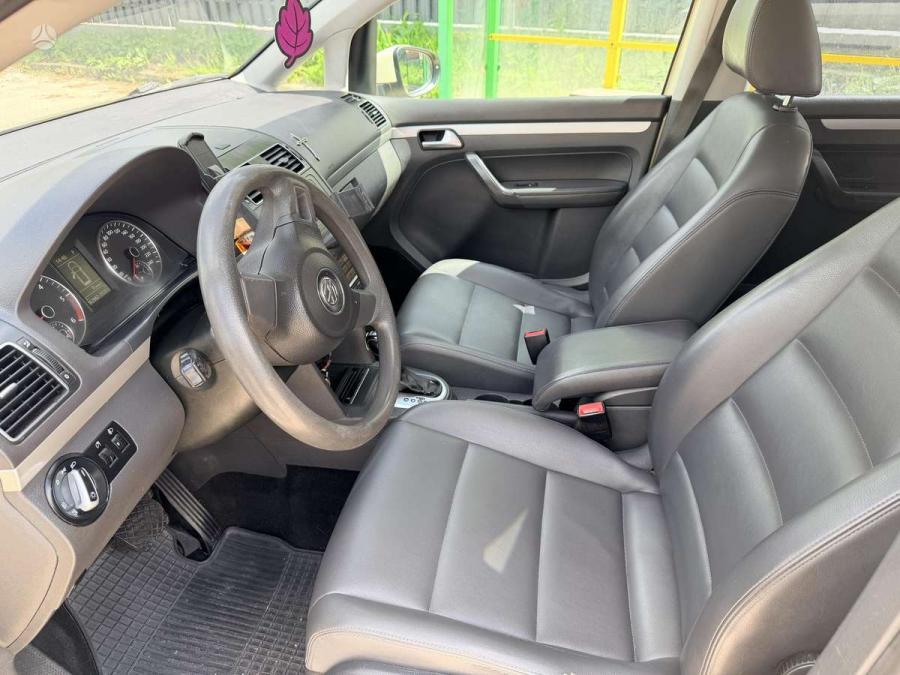 Dzeltens Volkswagen Touran 2012 Šauļi, ar dzinēja tilpumu 1.60 L un nobraukumu 463 tūkst. km par 4000 €, foto 17 vietnē AUTOMOTO.COM.LV