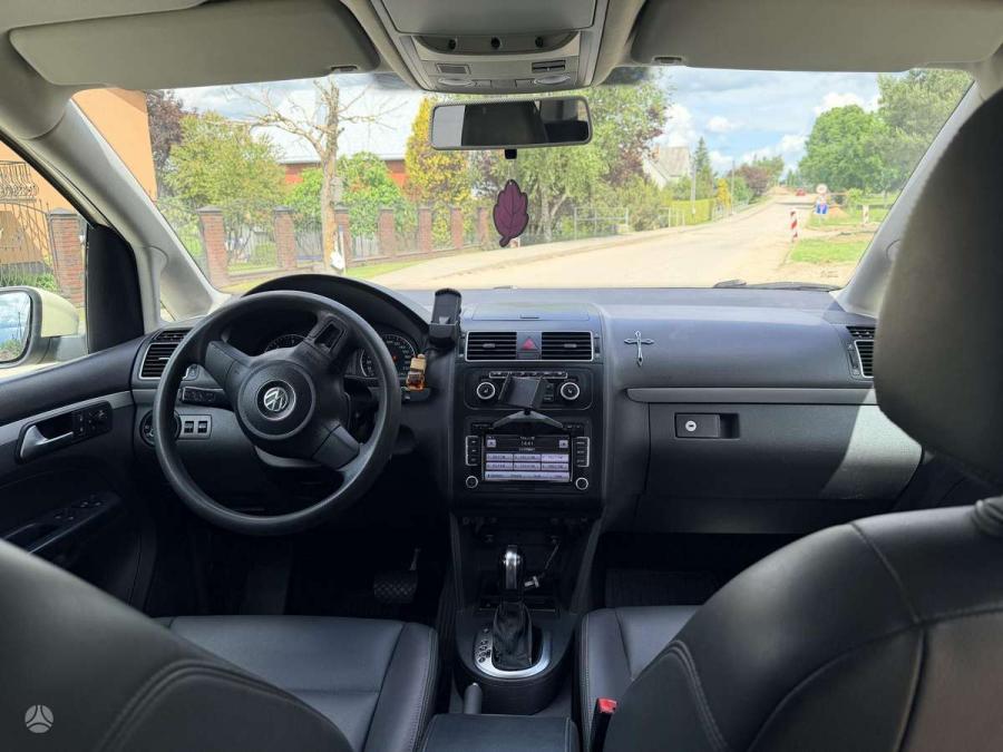 Dzeltens Volkswagen Touran 2012 Šauļi, ar dzinēja tilpumu 1.60 L un nobraukumu 463 tūkst. km par 4000 €, foto 22 vietnē AUTOMOTO.COM.LV