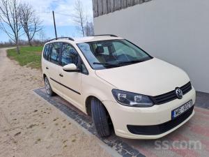 Желтый Фольксваген Туран 2013 в Тукумс, объемом двигателя 1.60 л и пробегом 430 тыс. км за 2000 €, фото  на AUTOMOTO.COM.LV