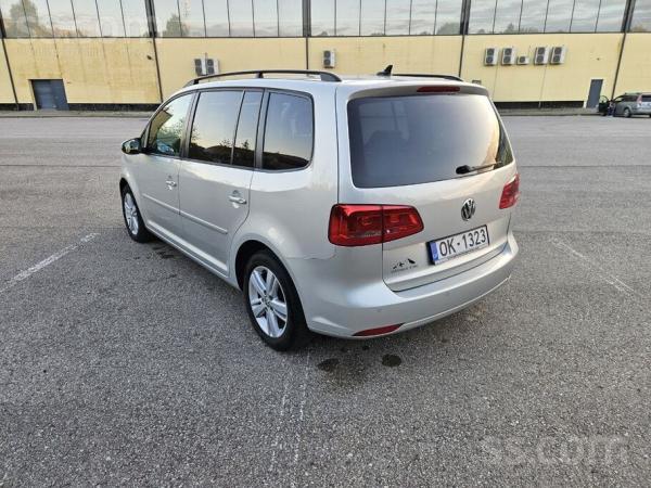 Фольксваген Туран 2013 в Талси на AUTOMOTO.COM.LV Желтый Фольксваген Туран 2013 в Талси, объемом двигателя 2.00 л и пробегом 277 тыс. км за 6950 €, фото 4 на AUTOMOTO.COM.LV