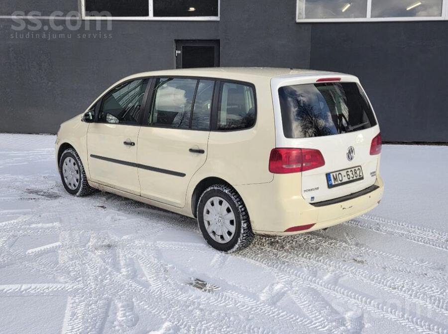 Yellow Volkswagen Touran 2014 in Riga, with an engine capacity of 2.00 L and mileage of 724 thousand km for 2750 €, photo 4 on AUTOMOTO.COM.LV