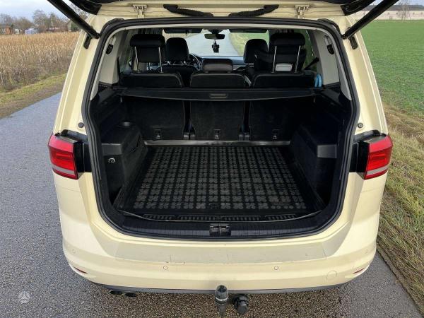 Yellow Volkswagen Touran 2016 in Panevezys, with an engine capacity of 1.97 L and mileage of 287 thousand km for 7999 €, photo 11 on AUTOMOTO.COM.LV