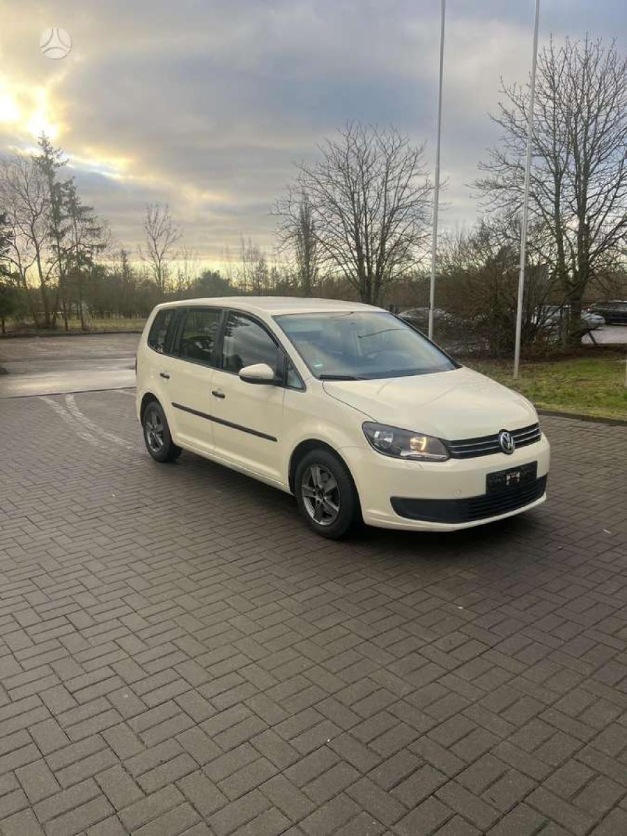 Yellow Volkswagen Touran 2016 in Pasvalys, with an engine capacity of 1.97 L and mileage of 311 thousand km for 4650 €, photo 1 on AUTOMOTO.COM.LV
