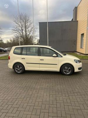 Yellow Volkswagen Touran 2016 in Pasvalys, with an engine capacity of 1.97 L and mileage of 311 thousand km for 4650 €, photo 4 on AUTOMOTO.COM.LV