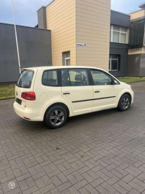 Yellow Volkswagen Touran 2016 in Pasvalys, with an engine capacity of 1.97 L and mileage of 311 thousand km for 4650 €, photo 5 on AUTOMOTO.COM.LV