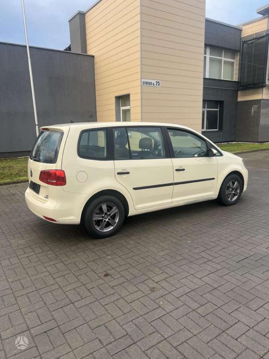 Yellow Volkswagen Touran 2016 in Pasvalys, with an engine capacity of 1.97 L and mileage of 311 thousand km for 4650 €, photo 5 on AUTOMOTO.COM.LV