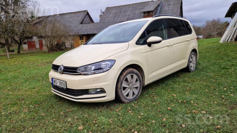Yellow Volkswagen Touran 2016 in Limbazi, with an engine capacity of 2.00 L and mileage of 355 thousand km for 7500 €, photo 1 on AUTOMOTO.COM.LV
