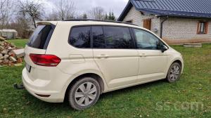 Yellow Volkswagen Touran 2016 in Limbazi, with an engine capacity of 2.00 L and mileage of 355 thousand km for 7500 €, photo 3 on AUTOMOTO.COM.LV